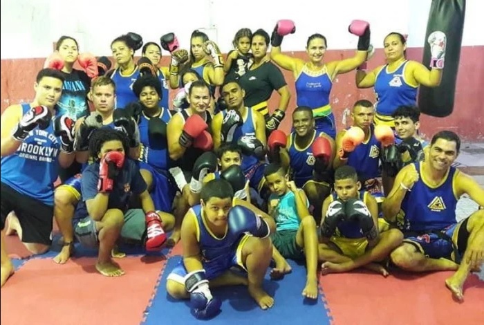 Projeto social leva aula de kickboxing para moradores do Complexo do ...