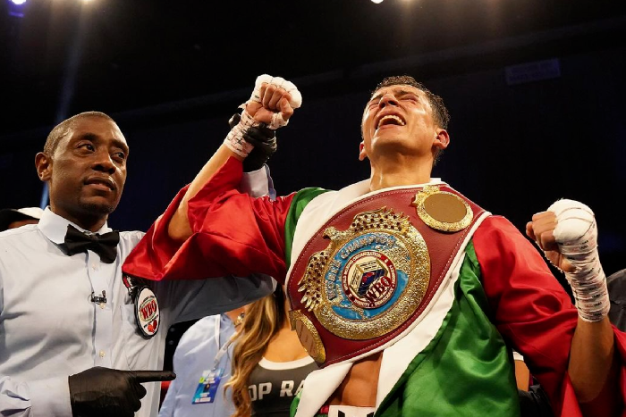 Espinoza surpreende Ramírez e o mundo e é o novo campeão pena WBO :: Panorama do Boxe Brasileiro